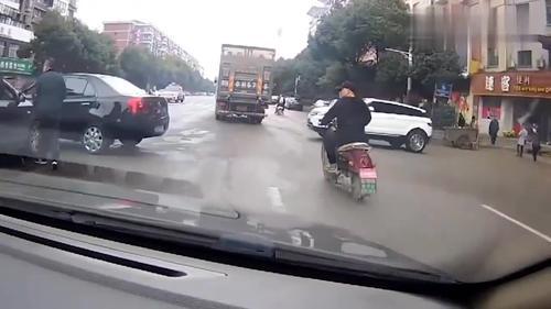 行车记录仪电动车大爷只顾着看别人,不料下一秒就轮到他