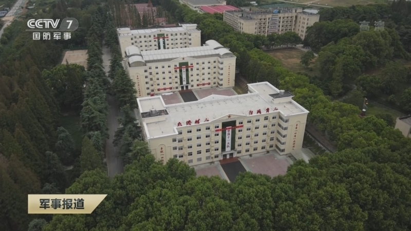 [军事报道]开学第一课 陆军炮兵防空兵学院:“开学套餐”充满军味和战味