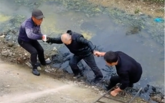 3月19日,安徽。八十多岁老人不慎掉入排水沟,邻居发现及时救下