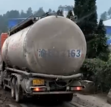 行驶在这样泥泞的道路,连罐车都学会漂移了