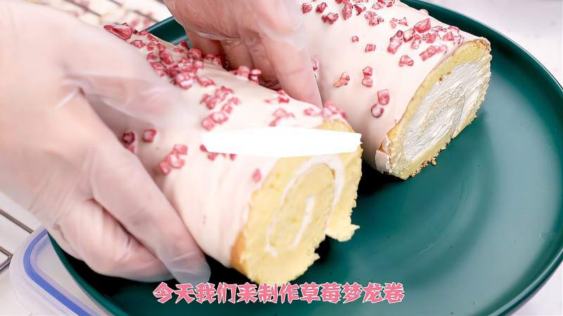 好吃夹心带脆皮的草莓梦龙卷来咯 配方教程送给你 好吃到爆炸