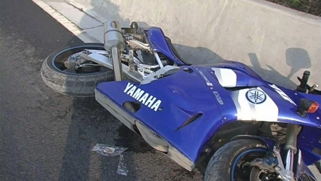 上海一男子违规骑摩托车闯高架 突然失控飞下20米坠亡