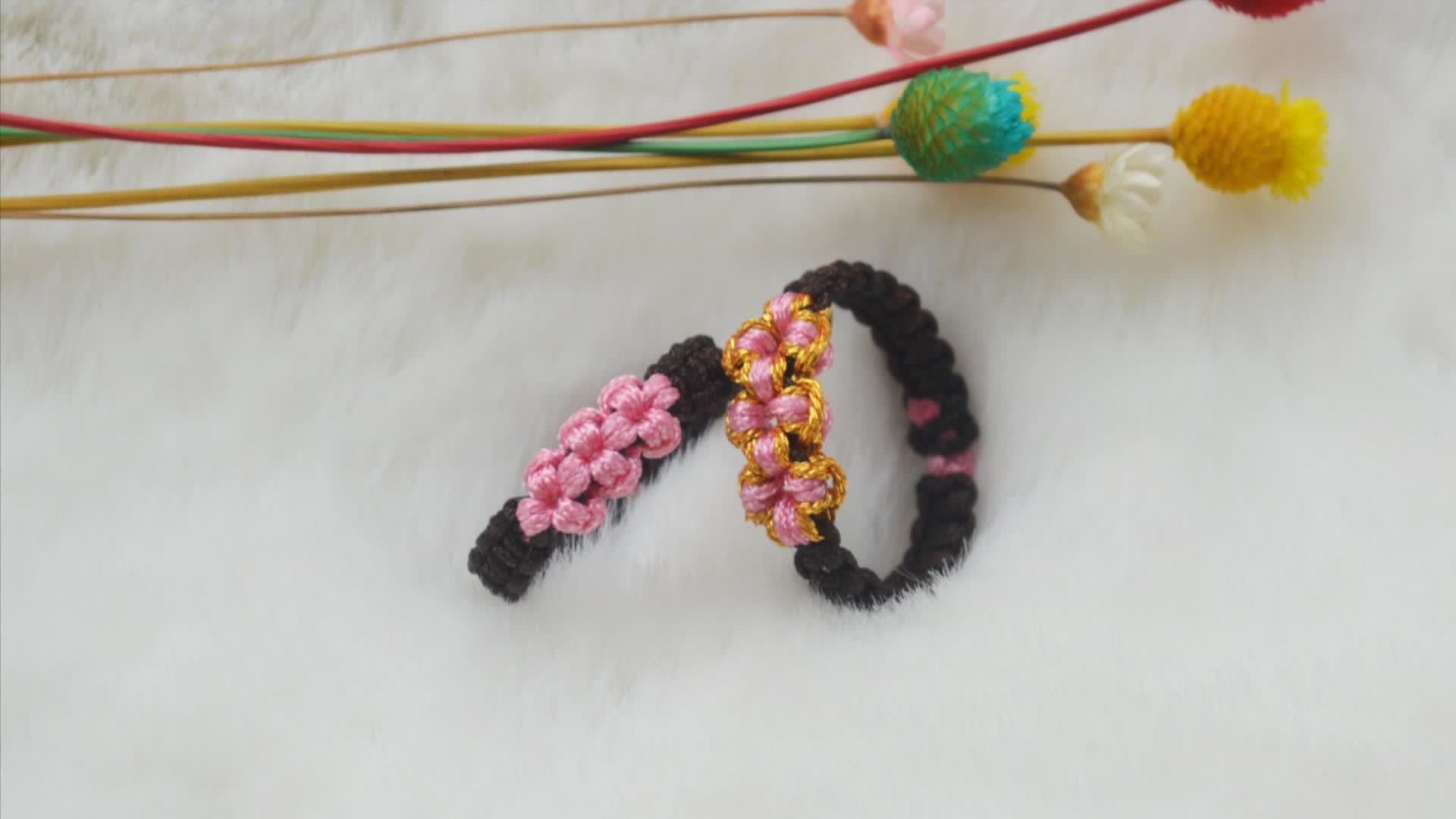 教你编一个桃花戒指,只需三条线,桃花朵朵