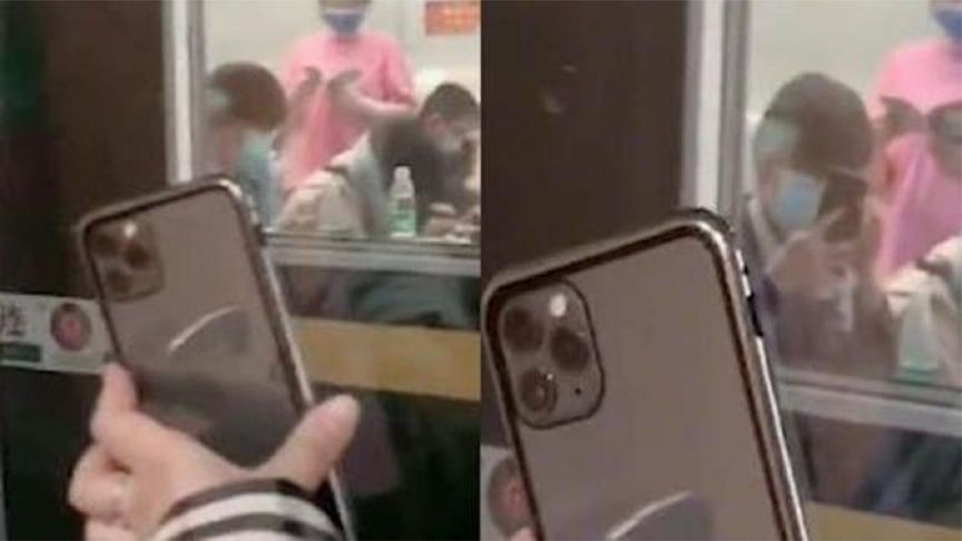 女子乘车想要对列男生微信,手机贴车窗让扫码,男子见状掏出手机