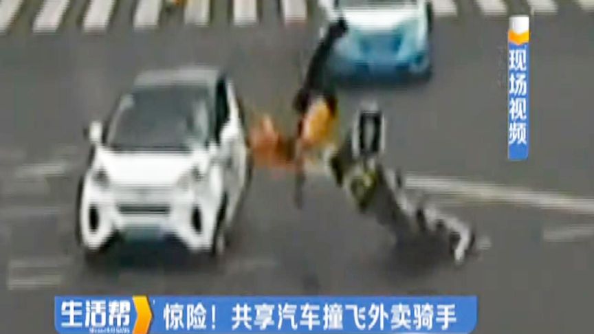 外卖骑手又出事!闯红灯拼速度 女骑手当场被共享汽车撞飞!