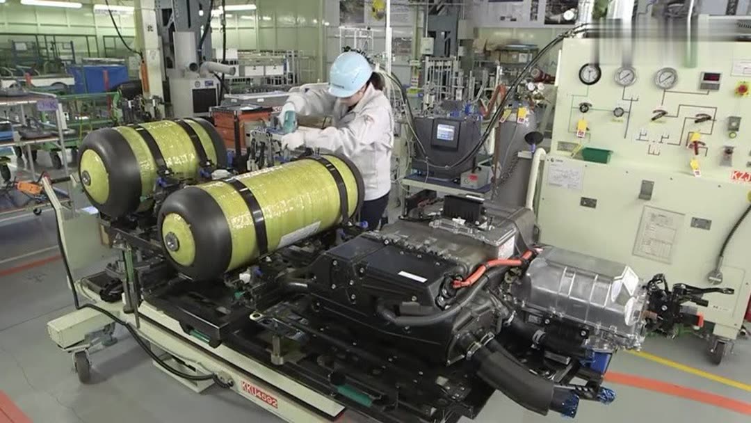 丰田电动汽车的底盘和燃料电池系统组件全过程,全部人工操作