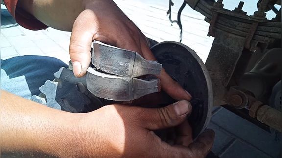 电动车刹车抱死,我们一起来看看有多大的威力