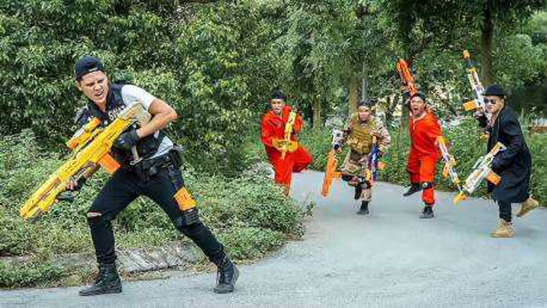 CS真人扮演:红衣小伙子展开有趣枪战