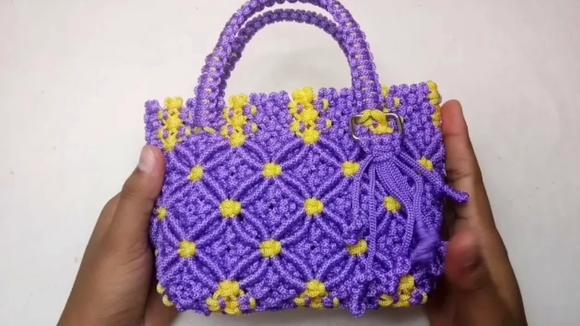 不会钩针没关系,用手也能编织出漂亮又时尚的手提包,快来学学吧