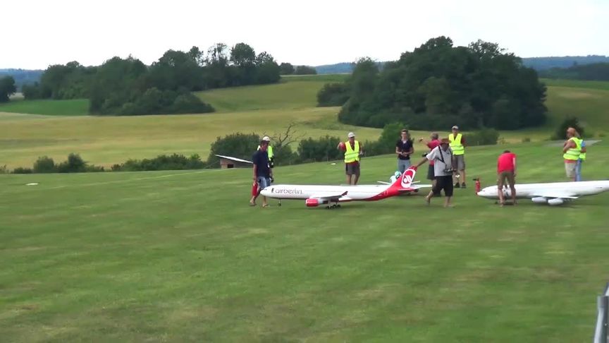 柏林航空A330和A340双涡轮模型客机,空中飞行表演