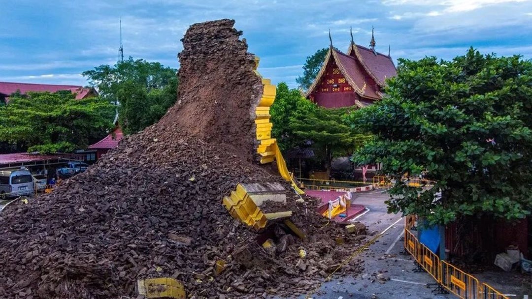 佛也保佑不了自己!泰国清迈银庙522年老佛塔倒塌:内部大量古物