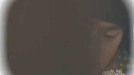 美女正跟小伙过着甜蜜二人世界,不料下一秒惊醒,白日做梦呢!