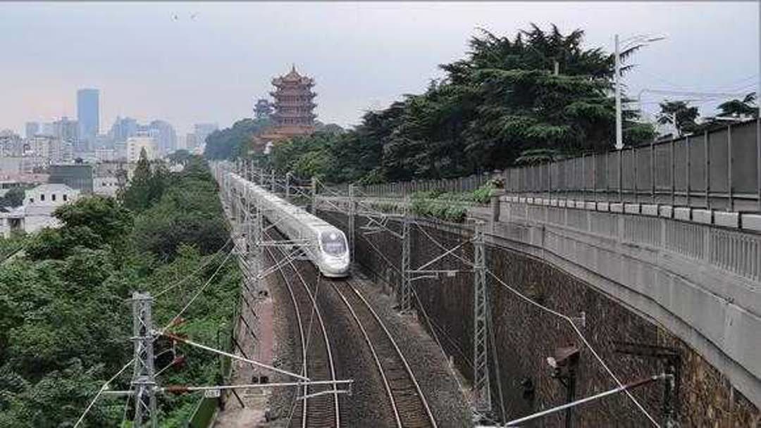 实拍动车经过武汉长江大桥的瞬间,这场面你一定没见过,太壮观了