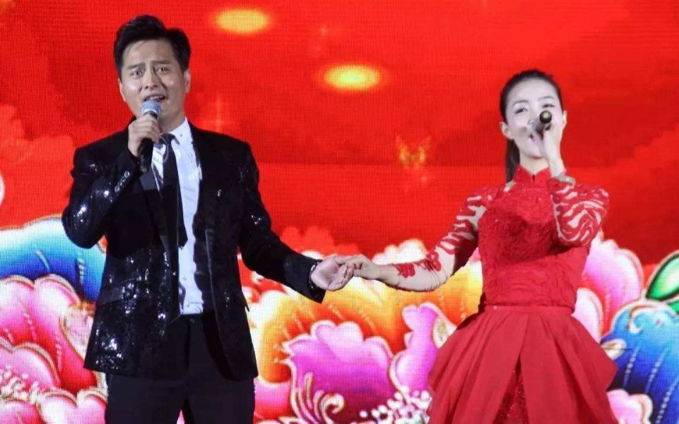 王二妮妹妹和云飞对唱情歌,歌声嘹亮惊艳四座,王小妮唱歌合集