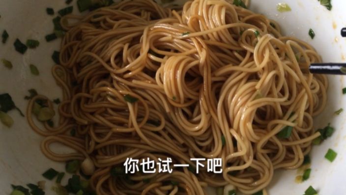 懒人煮面,这样煮简单又好吃,葱油拌面