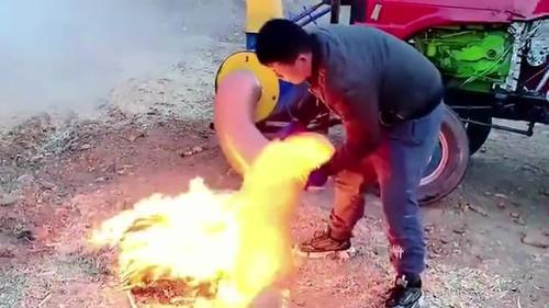 在农村生活这么多年,没见过这种灭火方式,真是大开眼界了