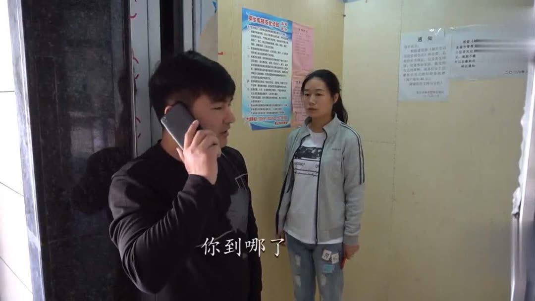 农村小子不顾他人想法故意让电梯门开着