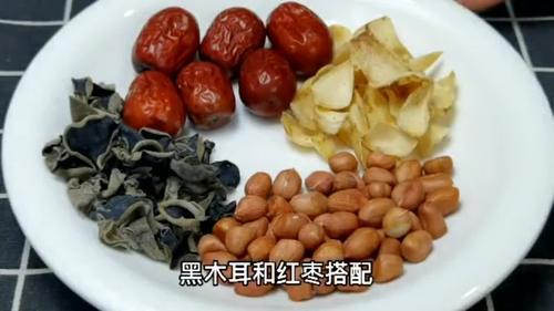 女人年过30,要常用木耳搭配红枣这样吃,皮肤白皙气色好,吃美了