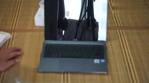 开箱华为笔记本,小巧的体积,锃亮的屏幕