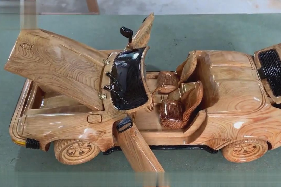 用普通木头制作保时捷汽车模型,细节做的真到位,成品让人羡慕!