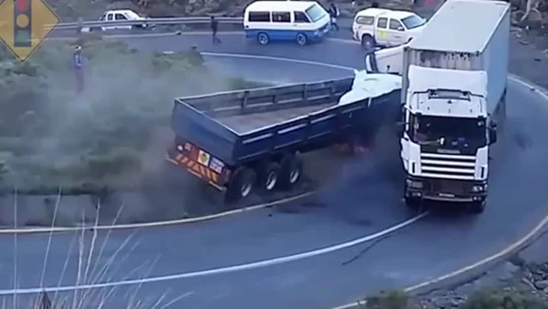 车祸视频:行车记录仪车祸画面,出行一定要多注意安全