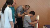 针对寒凉血瘀、背部僵硬、颈椎以及脊椎僵硬不适等症狂的拔血罐疗法...