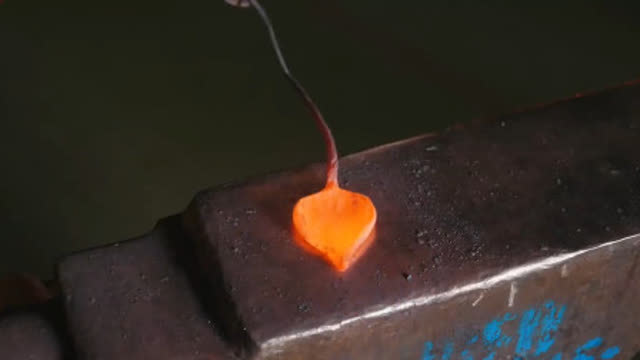 用太空陨石制作神秘工具!形状诡异,用途惹人争议