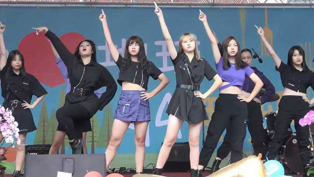 中学生舞蹈表演,几个美少女热舞青春