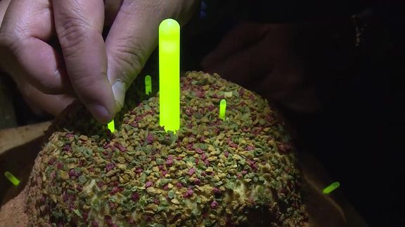 高手在民间,这俩人给队长作鱼饵蛋糕,别说荧光棒一插还真像