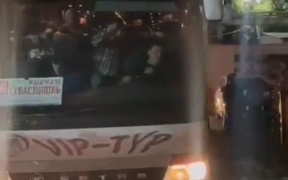 俄罗斯动员兵乘坐大巴离开家乡