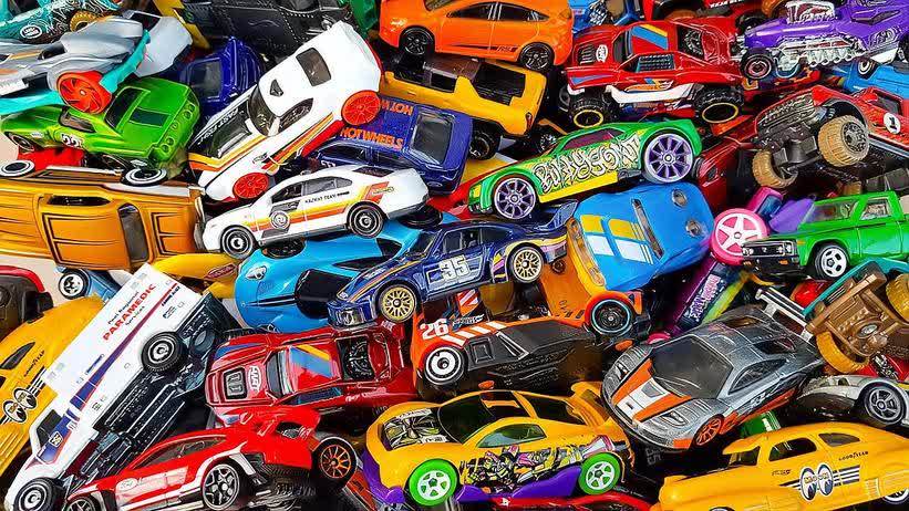 彩色皮卡车、越野车和小跑车玩具拆封