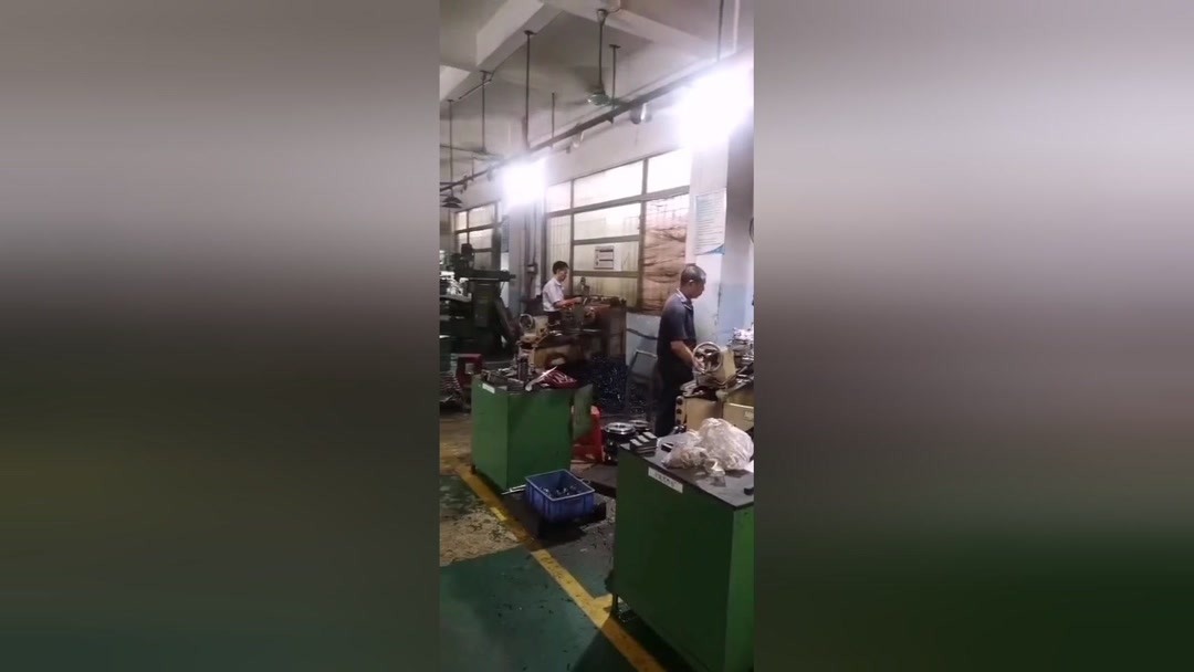 我在机械厂上班,一天上12个小时,计时加计件,一天大概赚150块。我不...