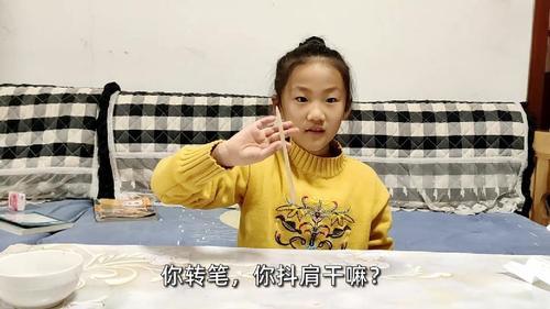 为了跳好跳舞刀马旦,小学生苦练转笔动作,笔都摔烂了还没学会