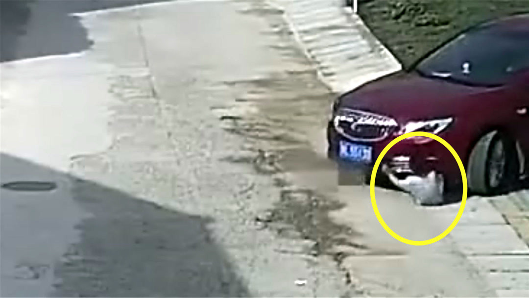 监拍:轿车起步将幼童撞进车底 车轮擦着幼童身子滚动瞬间太吓人