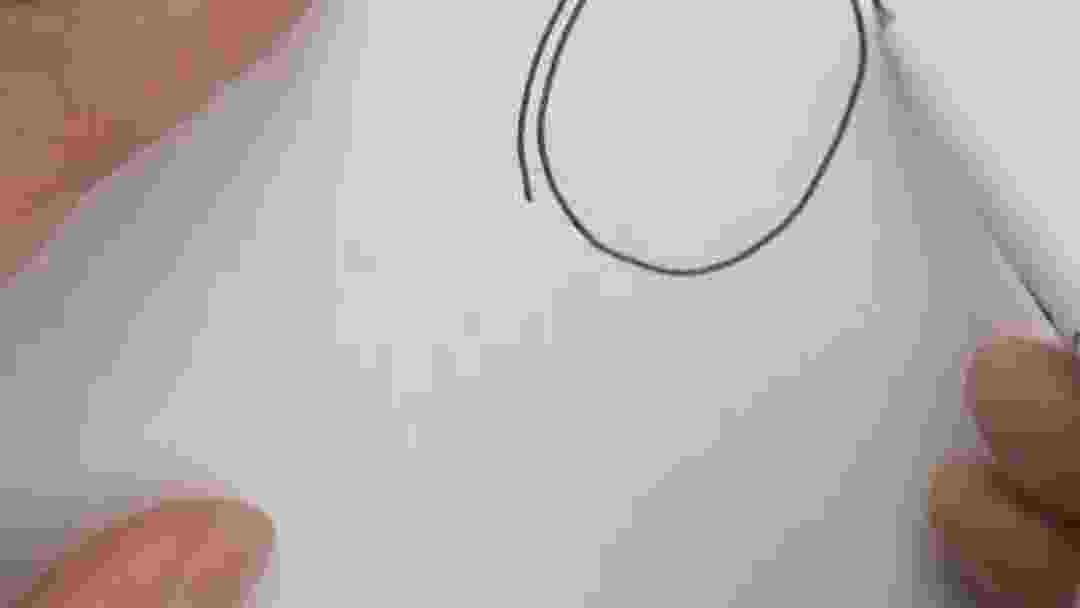 先画好两个椭圆,画网球拍,简笔画,3秒学会!