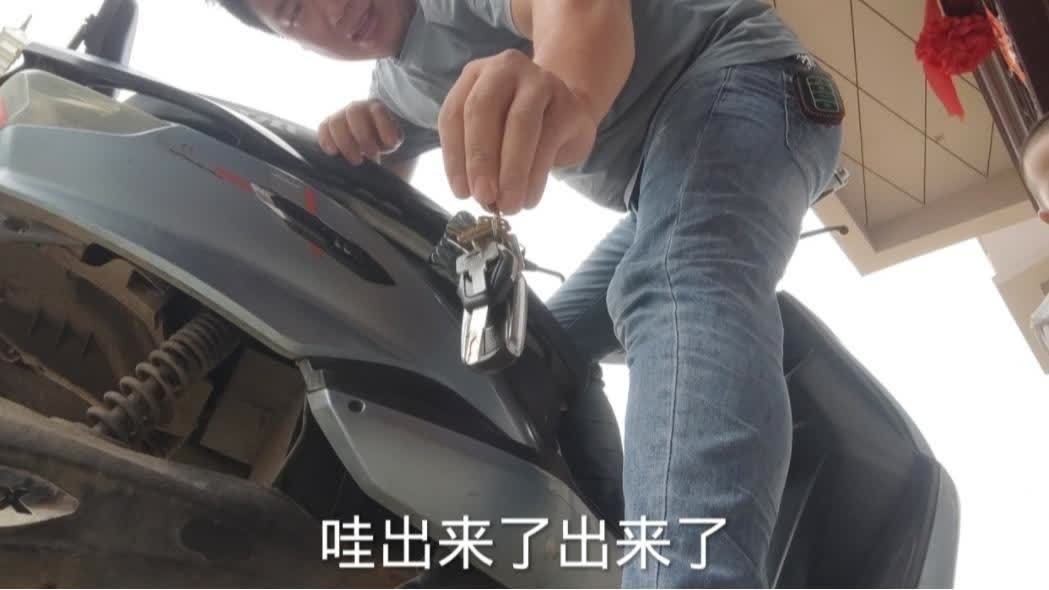 电动车钥匙被小孩锁到座桶里怎么办,不要着急,小伙教你如何取出