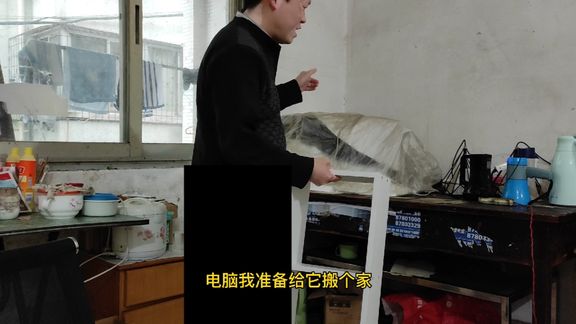电脑放在大厅里太危险,真怕被别人偷走,小罗找了个安全的地方