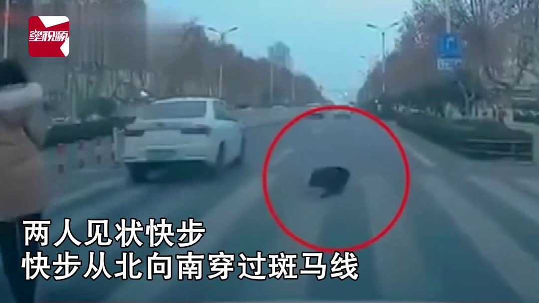 小车斑马线前礼让行人,不料行人却被后方来车撞飞