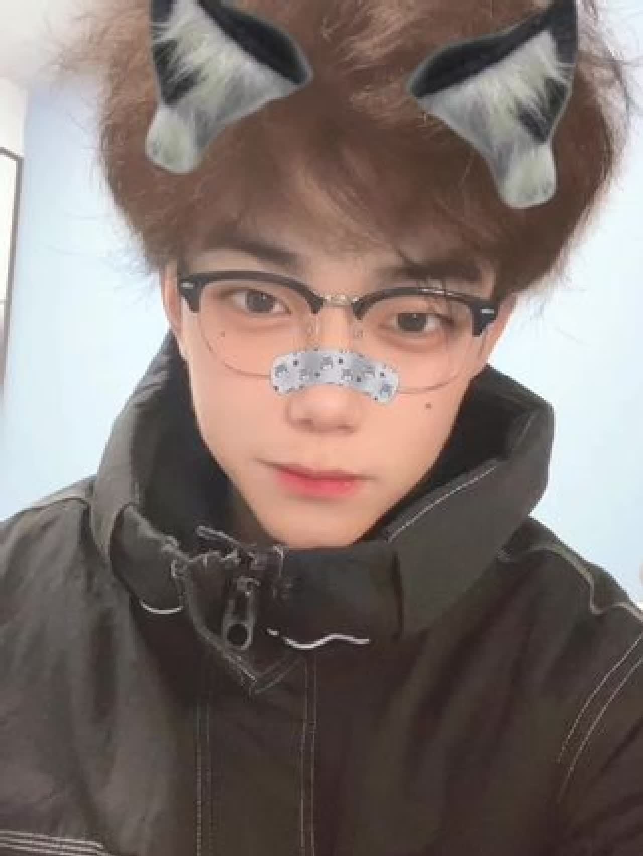 咚咚咚#超甜手势舞 #咚咚咚 #半框眼镜