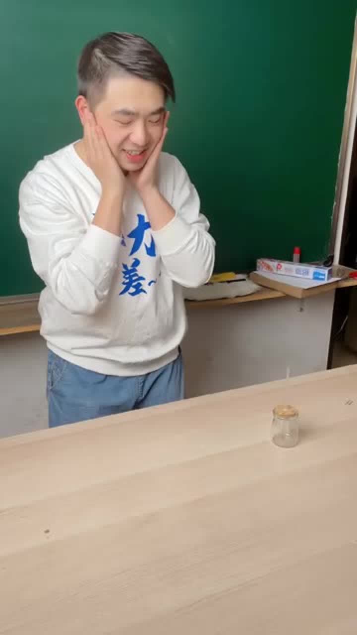 今天动手做了一个验电器