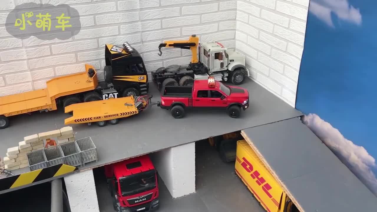 少儿玩具:皮卡车使用大大的车厢拖动工程车玩具