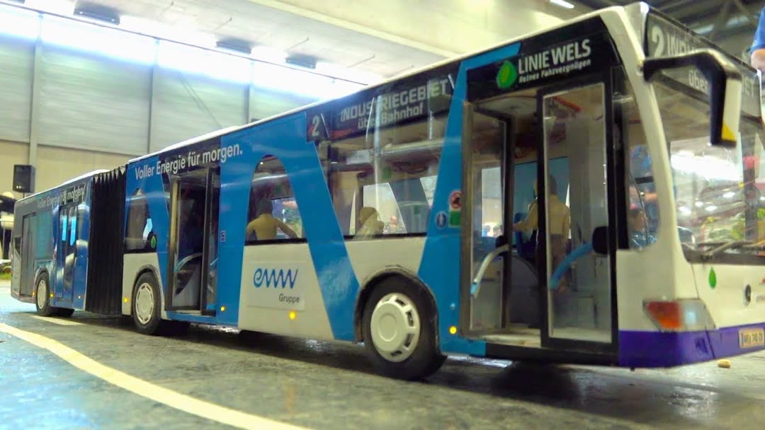 RC模型:巨大的公交车模型