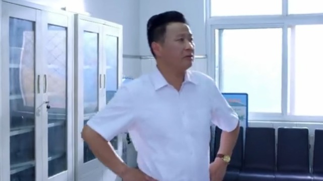 副县长视察小校长工作,想鸡蛋里面挑骨头,结果完全背道而驰