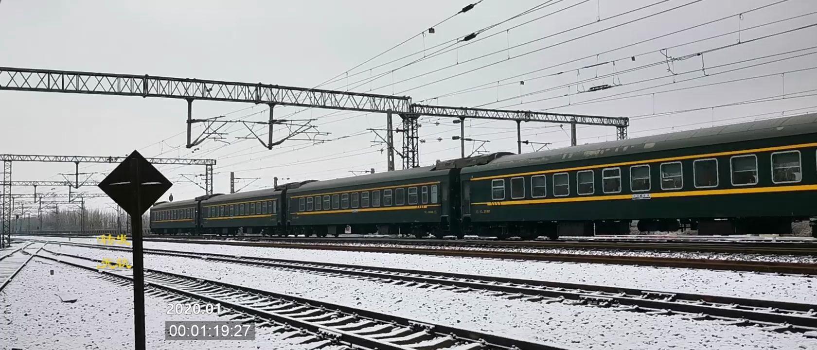 新冠疫情期间的天津枢纽北仓地道,长春开往昆明的k2288次火车通过