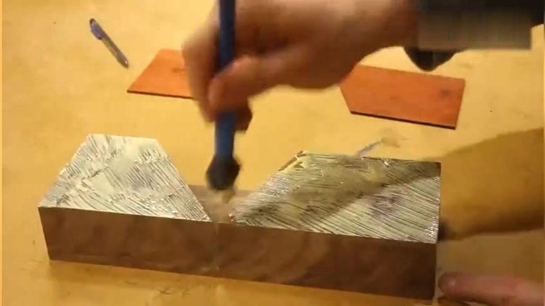 小伙自己打造的刨子,用着真趁手