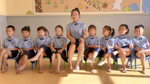 幼儿园里的绕口令加上表演有意思吧孩子们也来炫酷一下