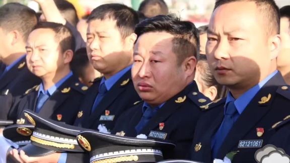 ...”一条条黑色横幅诉不尽家乡父老对烈士的敬意和哀思。#致敬英雄