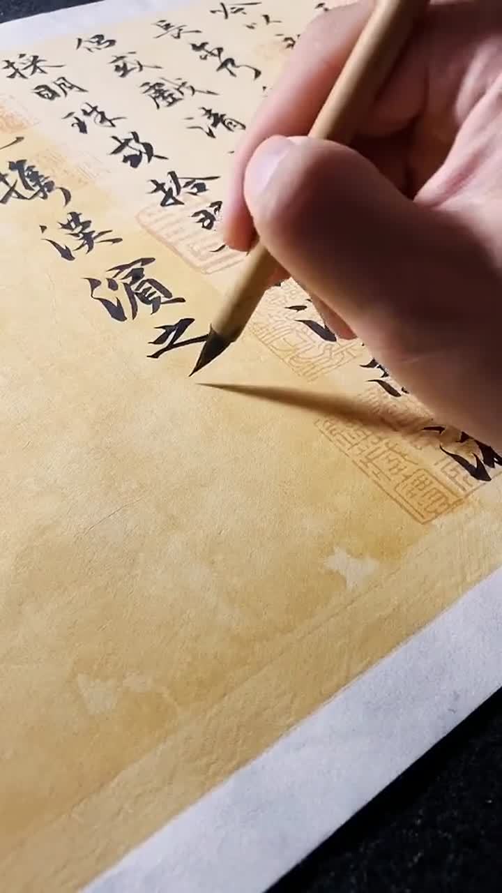 汉字的笔画形式只有两种:点和线 连续书写时,让线穿插盘绕,让点迸溅...