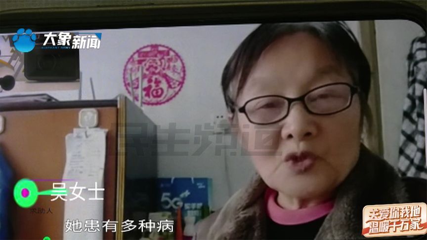 老人瘫痪在床急需换导尿管,社区医护人员暖心上门服务