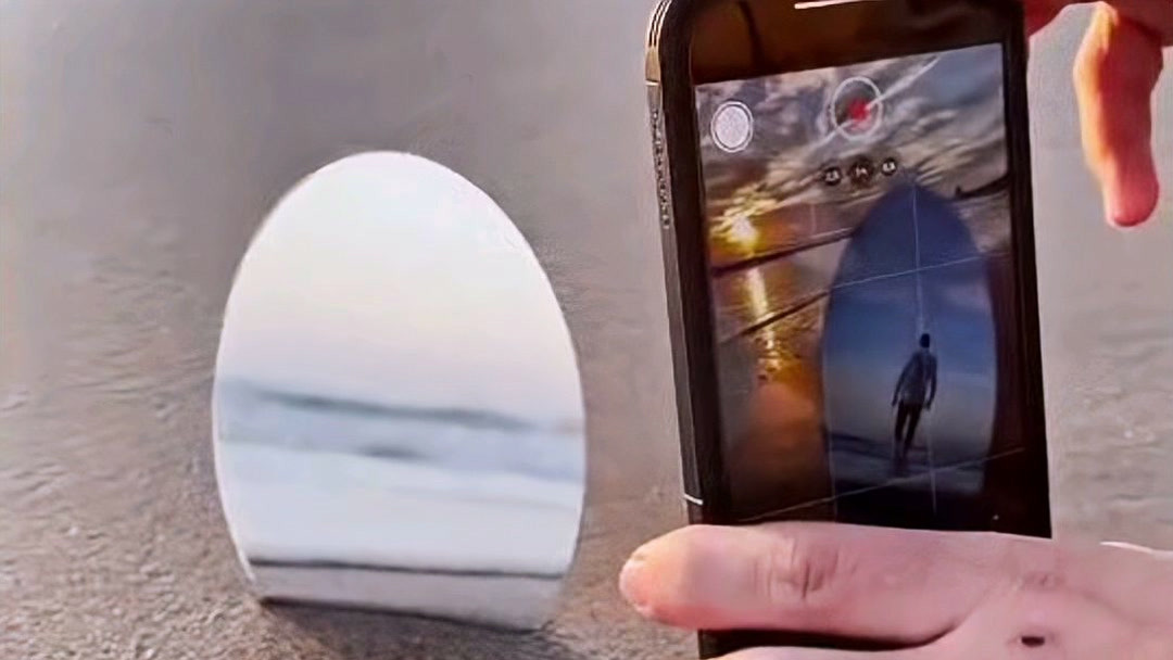 国外小哥巧用镜子,玩魔幻拍照,还用什么PS